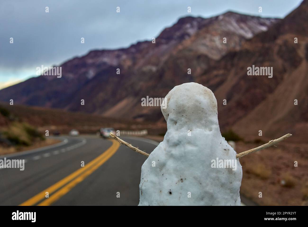 Snowman road hi-res stock photography and images - Alamy
