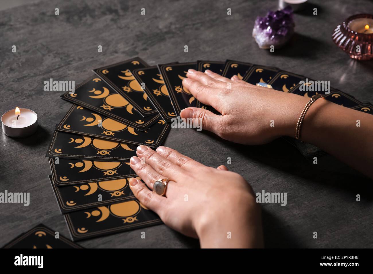 Soothsayer predicting future cards hi-res stock photography and images ...
