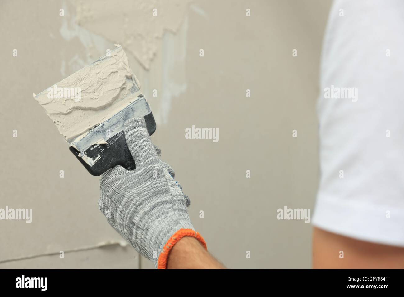 Worker plastering wall with putty knife, closeup Stock Photo - Alamy