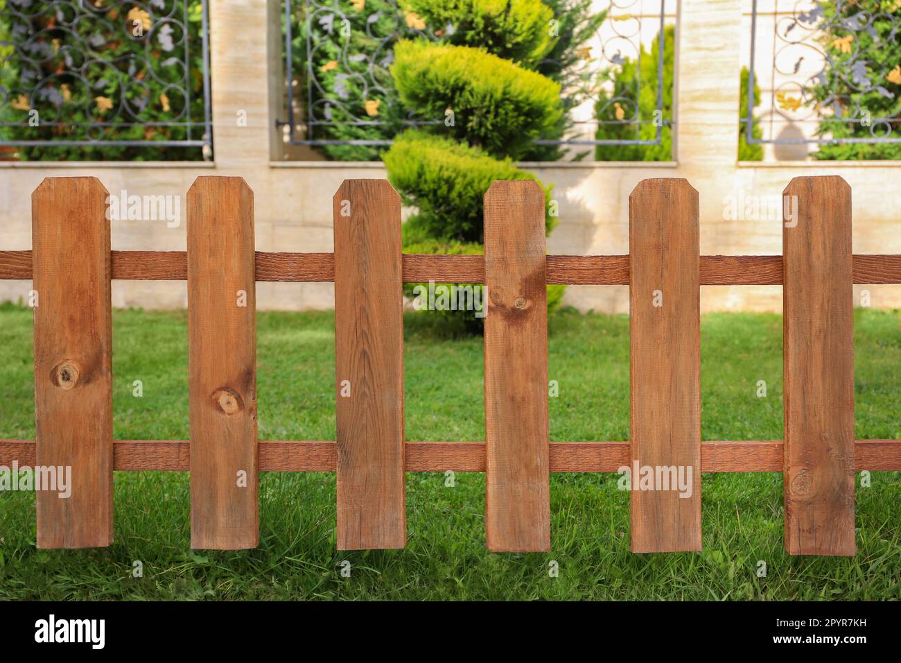 Small backyard timber fence hi-res stock photography and images - Alamy