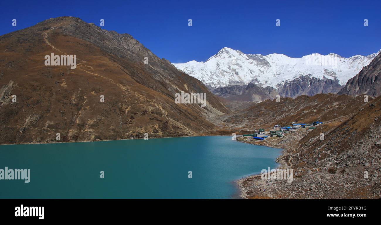 Gokyo Ri and snow covered Mount Cho Oyu, Himalayas Stock Photo - Alamy