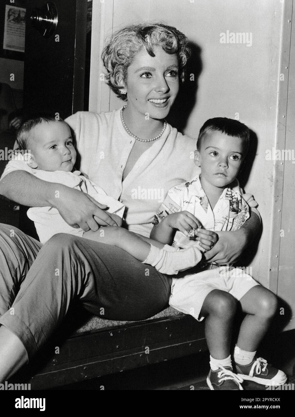 Elizabeth taylor giant 1955 hi-res stock photography and images - Alamy