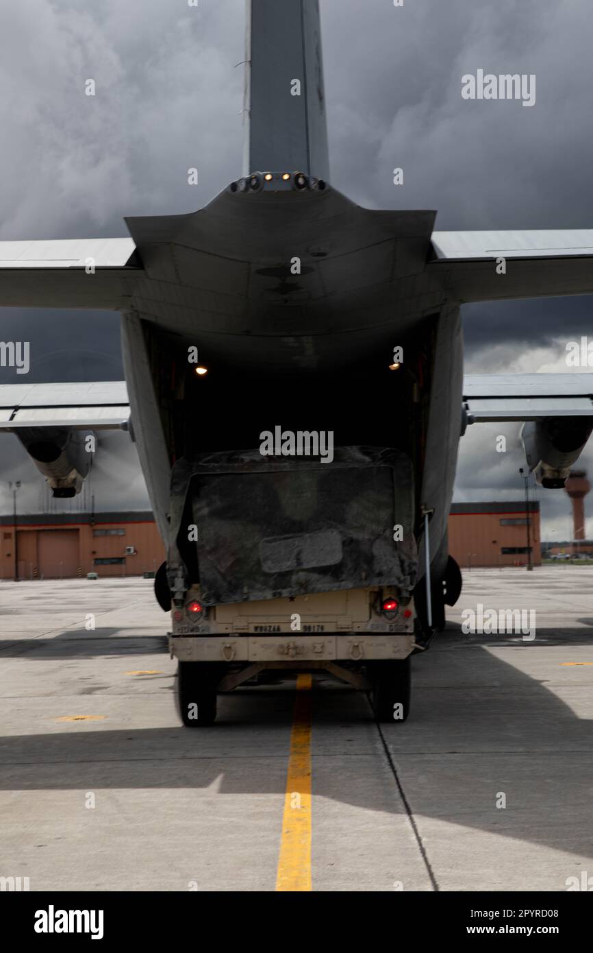 Service members with 4th Battalion, 31st Infantry Regiment, "The Polar ...