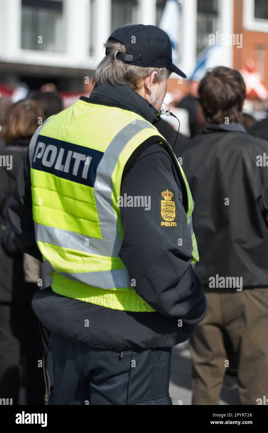 Police officer helping person hi-res stock photography and images - Alamy