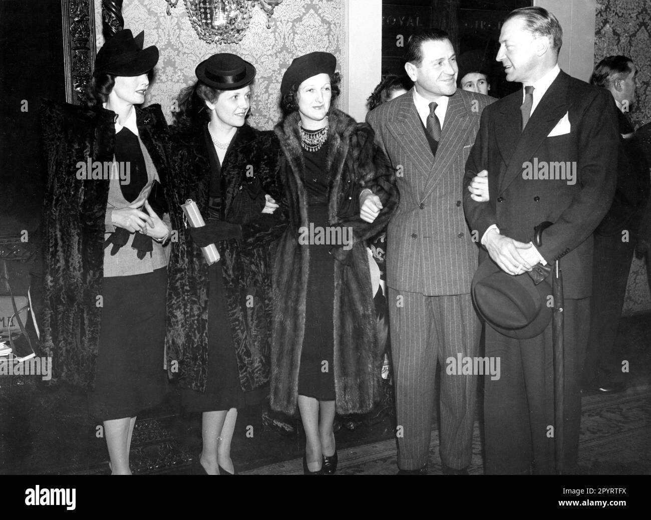 ELIZABETH ALLAN Mrs. DAVID ROSE Mrs. CLIVE BROOK DAVID RISE (head of ...