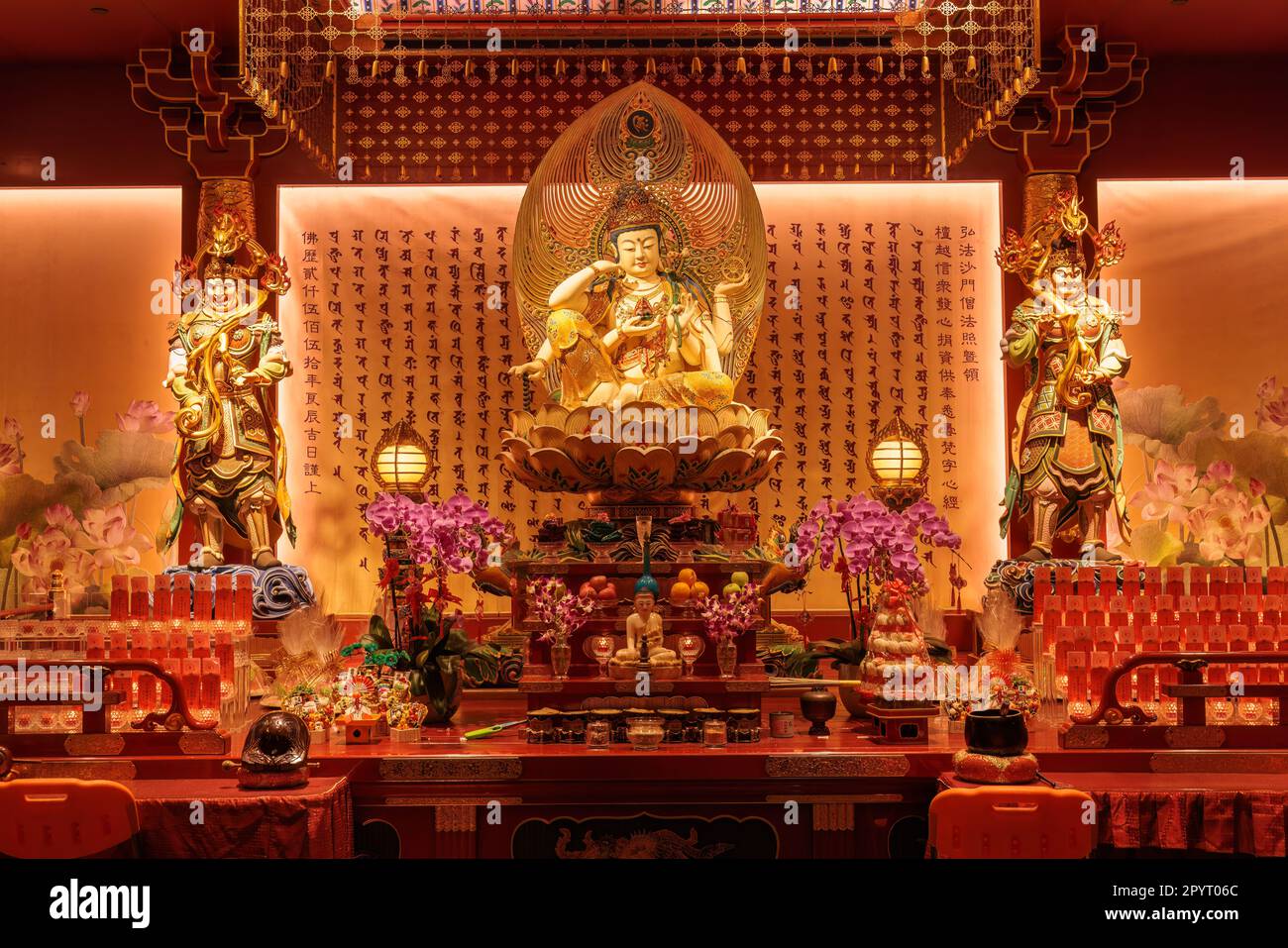 Decoration inside the beautiful Buddha Tooth Relic Temple in Singapore ...