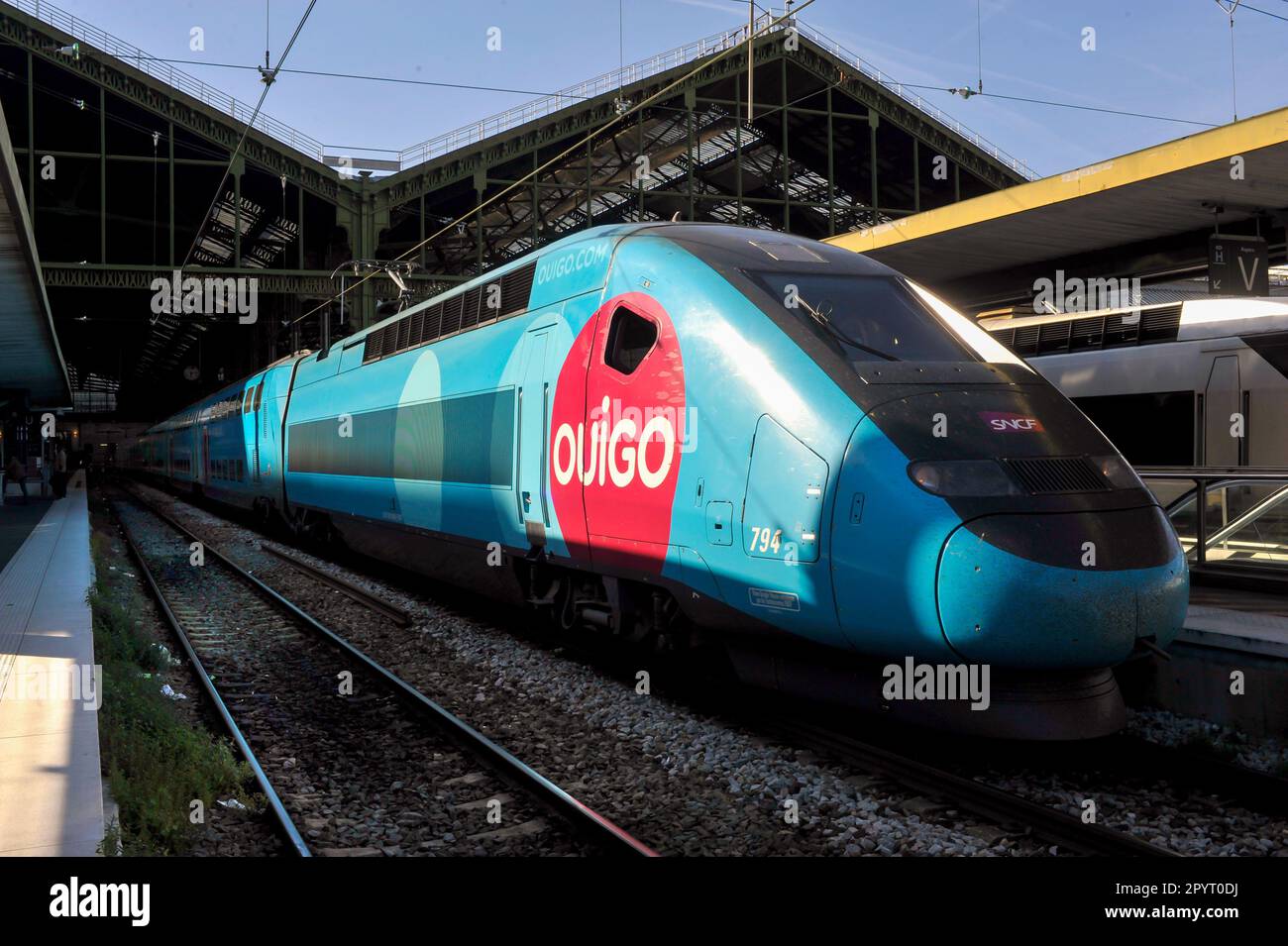 PARIS (75) 12 EME ARRONDISSEMENT. GARE DE LYON. TRAIN TGV OUIGO, LA FILIALE LOW COST DE LA SNCF ...