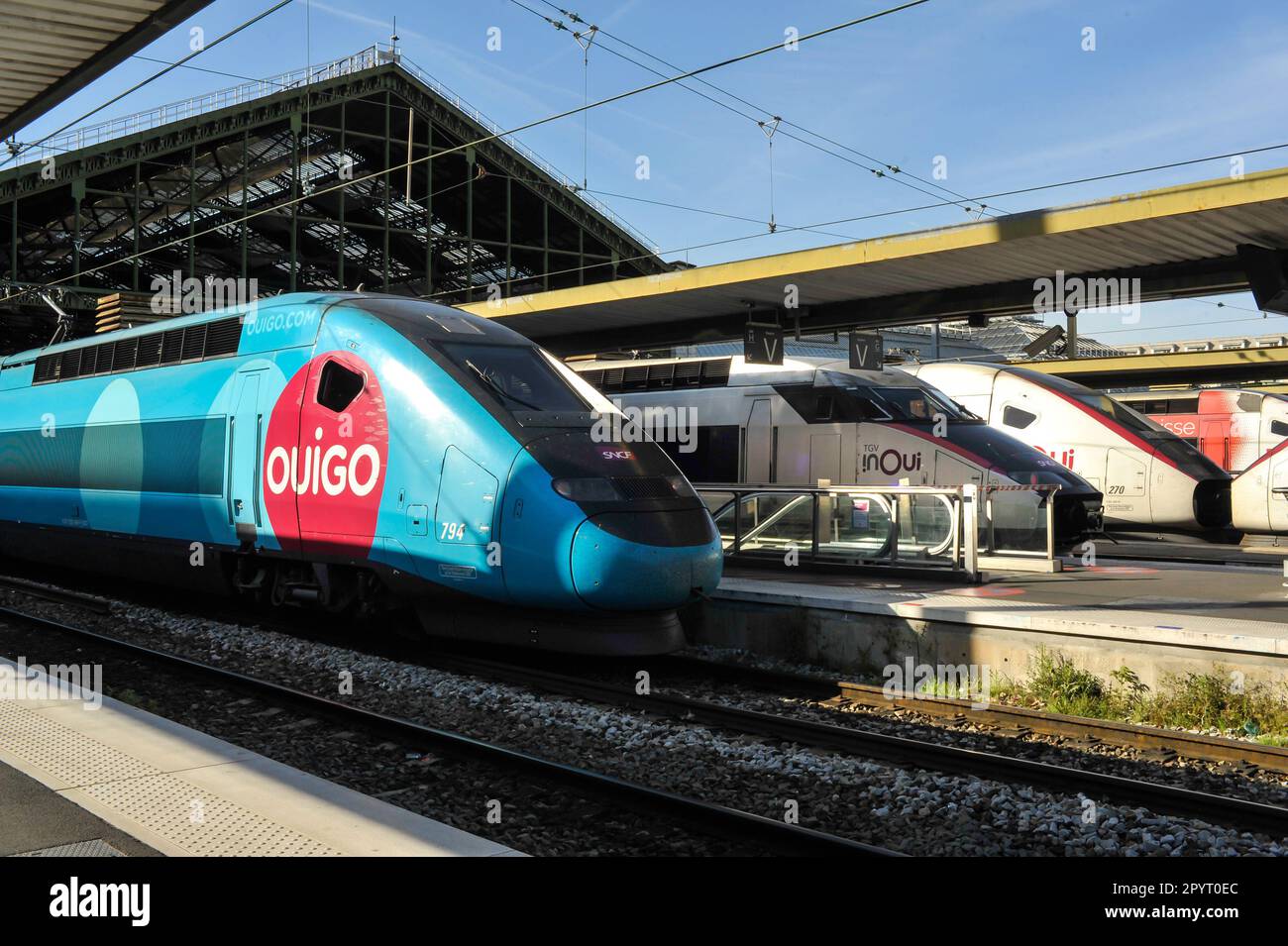 PARIS (75) 12 EME ARRONDISSEMENT. GARE DE LYON. TRAIN TGV OUIGO, LA FILIALE LOW COST DE LA SNCF ...