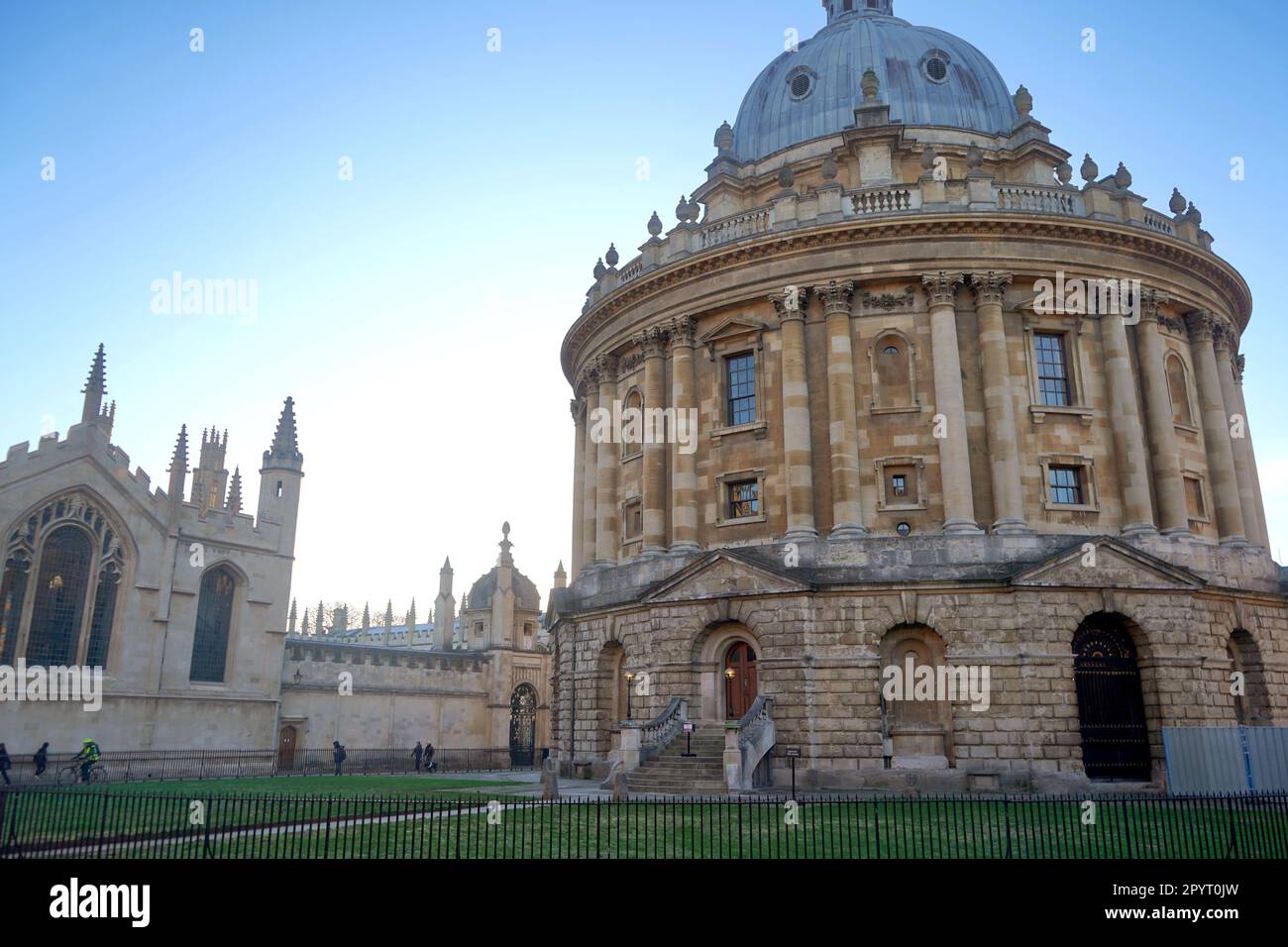 Oxford University, England, the landmark Radcliffe Camera Building ...