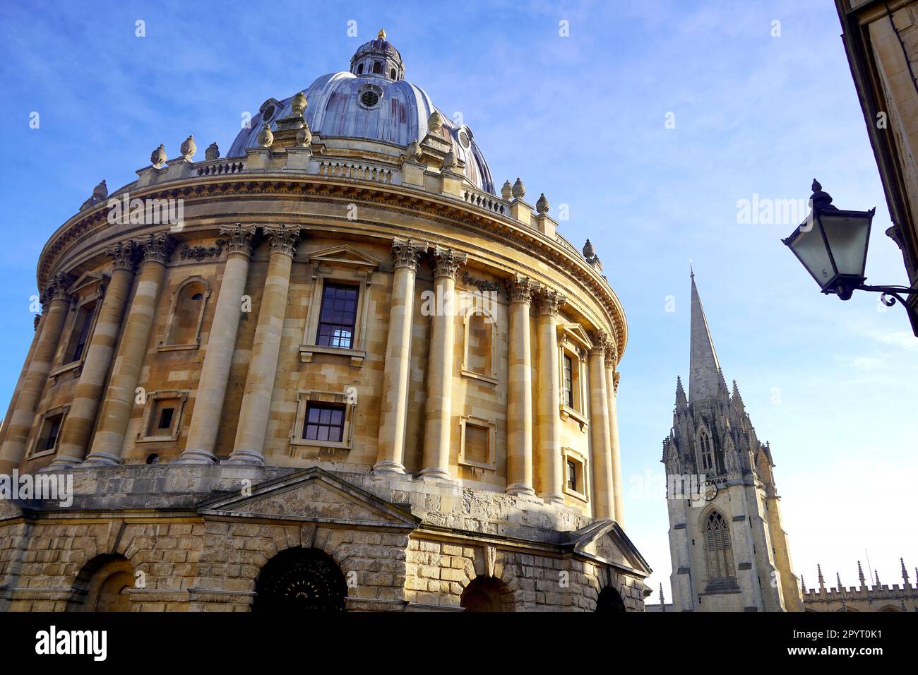 Oxford University, England, the landmark Radcliffe Camera Building ...