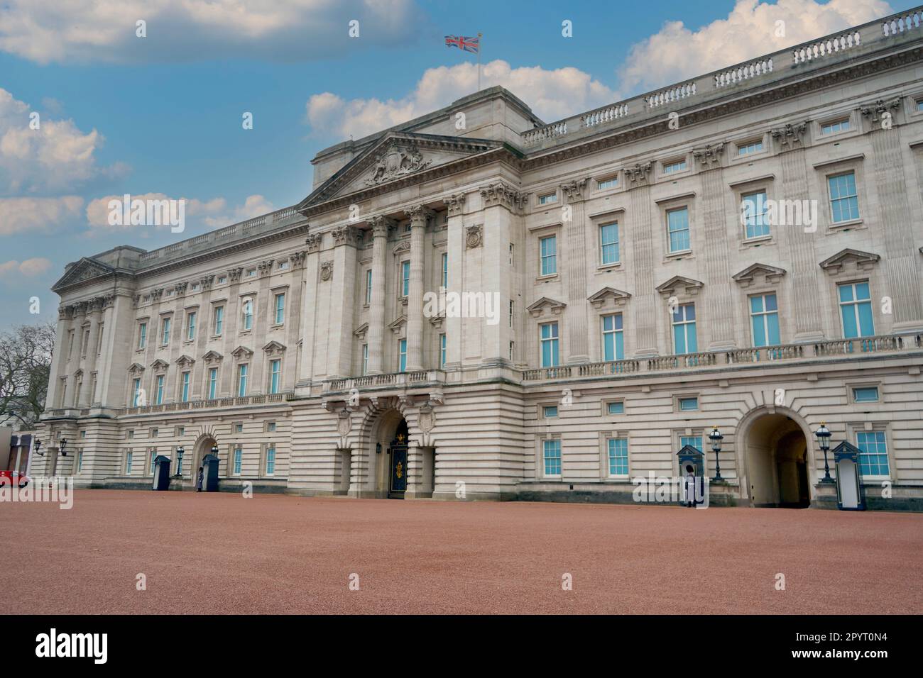 Exterior of Buckingham Palace, London, England Stock Photo - Alamy