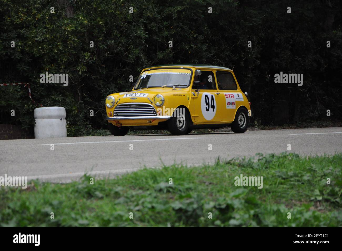 Mini cooper yellow auto hi-res stock photography and images - Alamy