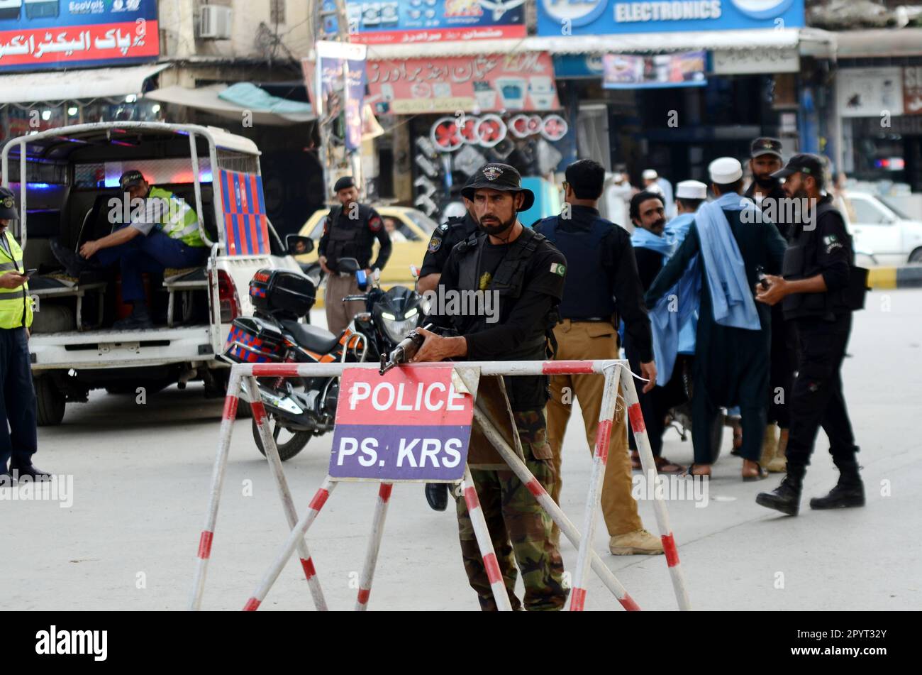 Peshawar, Khyber Pakhtunkhwa, Pakistan. 4th May, 2023. Security forces ...