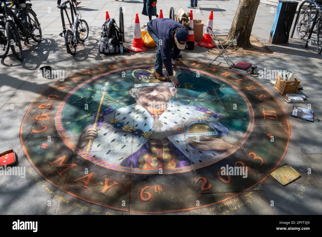 © Jeff Moore 03/May/2023 A street artist creates a chalk drawing of ...