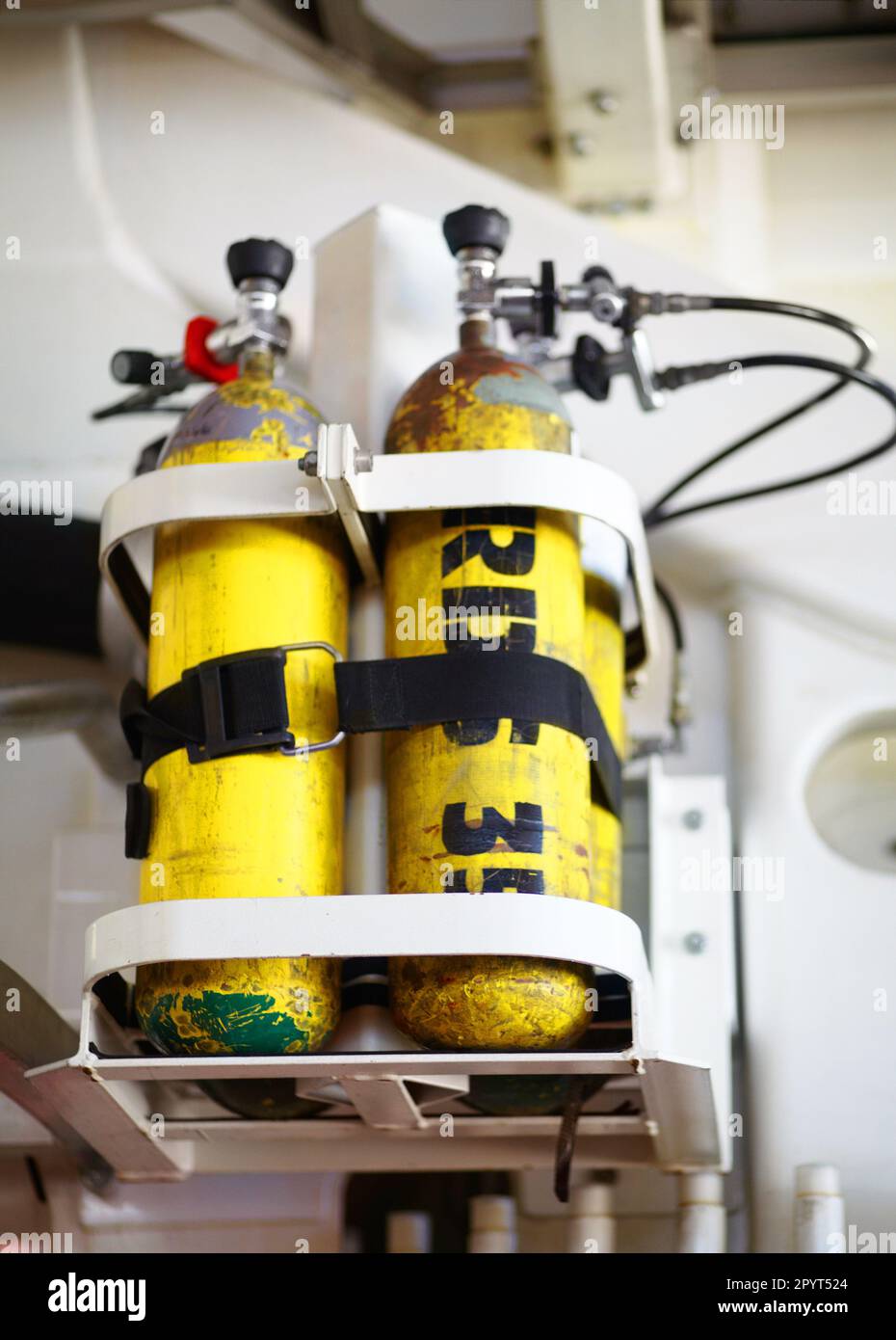 Medical gas cylinders hi-res stock photography and images - Alamy