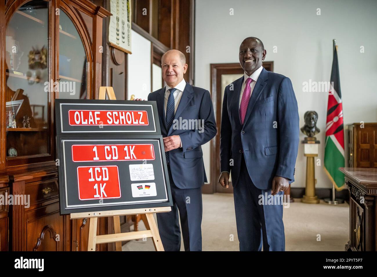 Nairobi, Kenya. 05th May, 2023. German Chancellor Olaf Scholz (l, SPD ...
