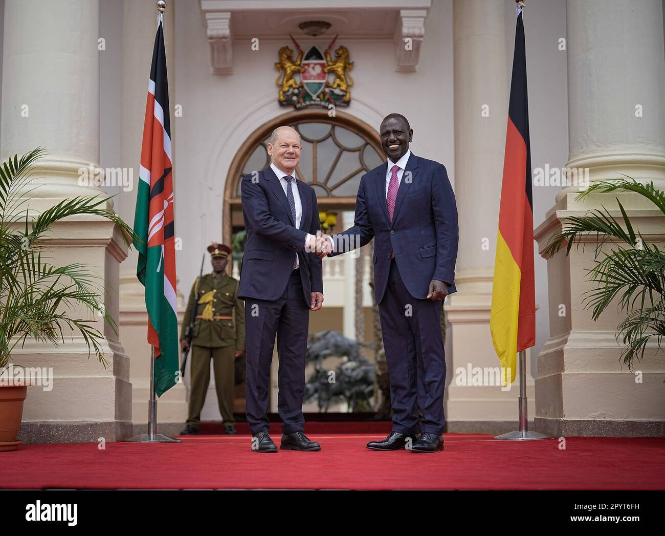 Nairobi, Kenya. 05th May, 2023. German Chancellor Olaf Scholz (l, SPD ...