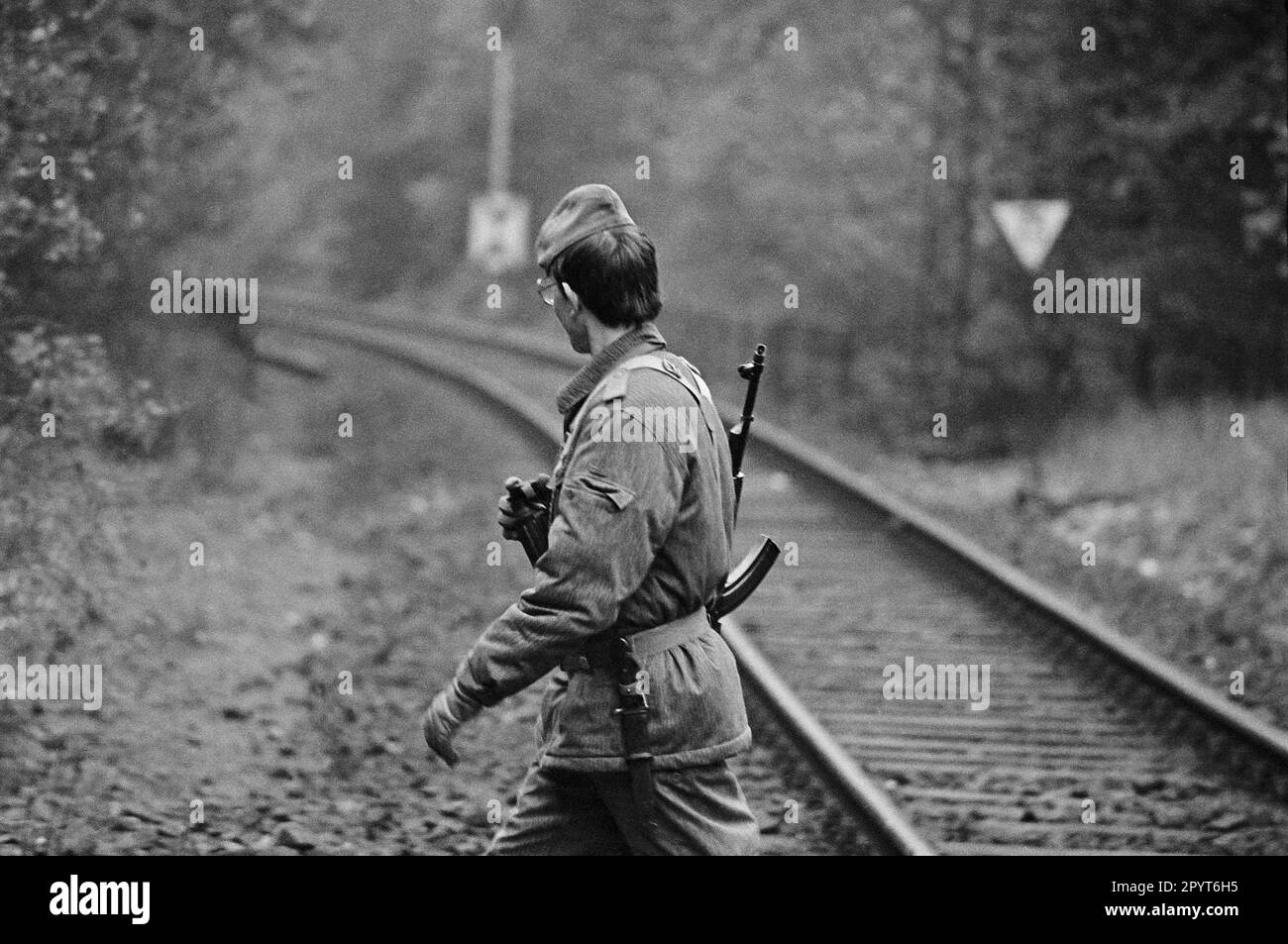 Ddr border hi-res stock photography and images - Alamy