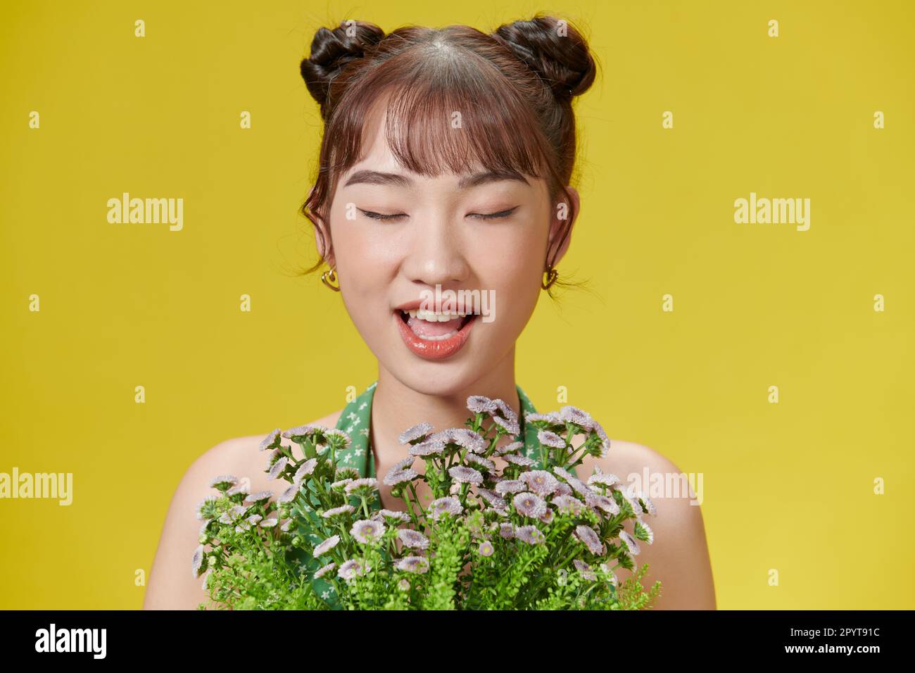 Cute girl holds bouquet flowers hi-res stock photography and images - Alamy