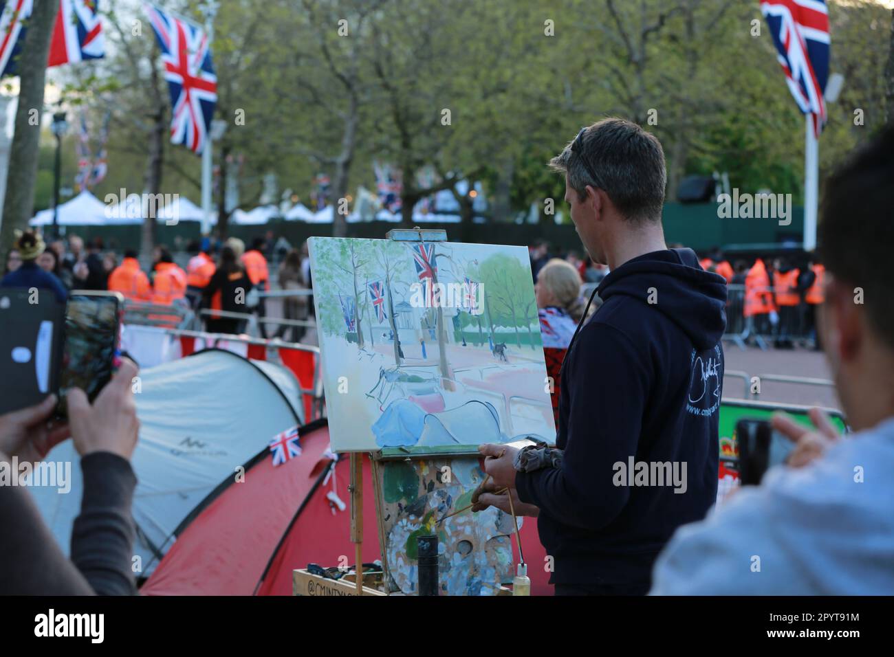 London, UK. 04 May 2023. Artist Charlie Minty paints on The Mall ...