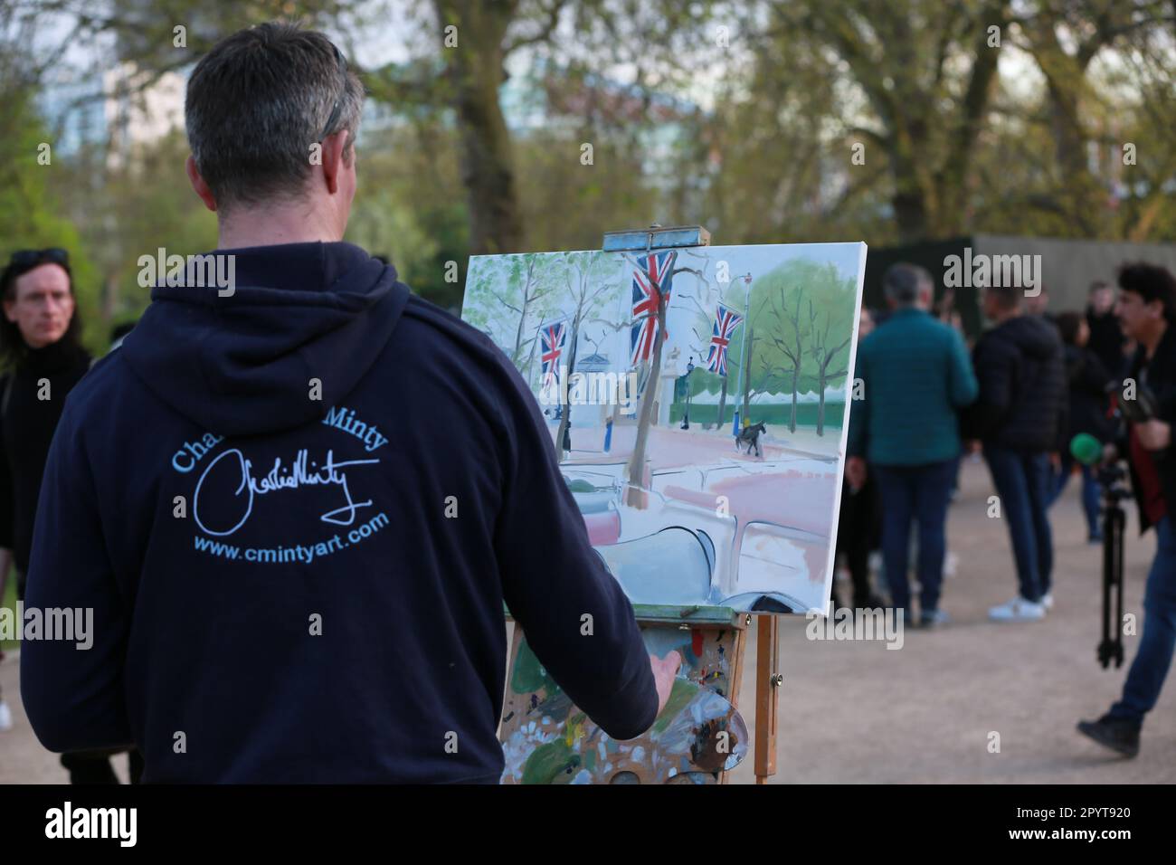 London, UK. 04 May 2023. Artist Charlie Minty paints on The Mall ...