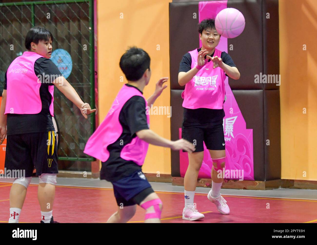 (230505) -- URUMQI, May 5, 2023 (Xinhua) -- Members of Jiang Lai Women ...