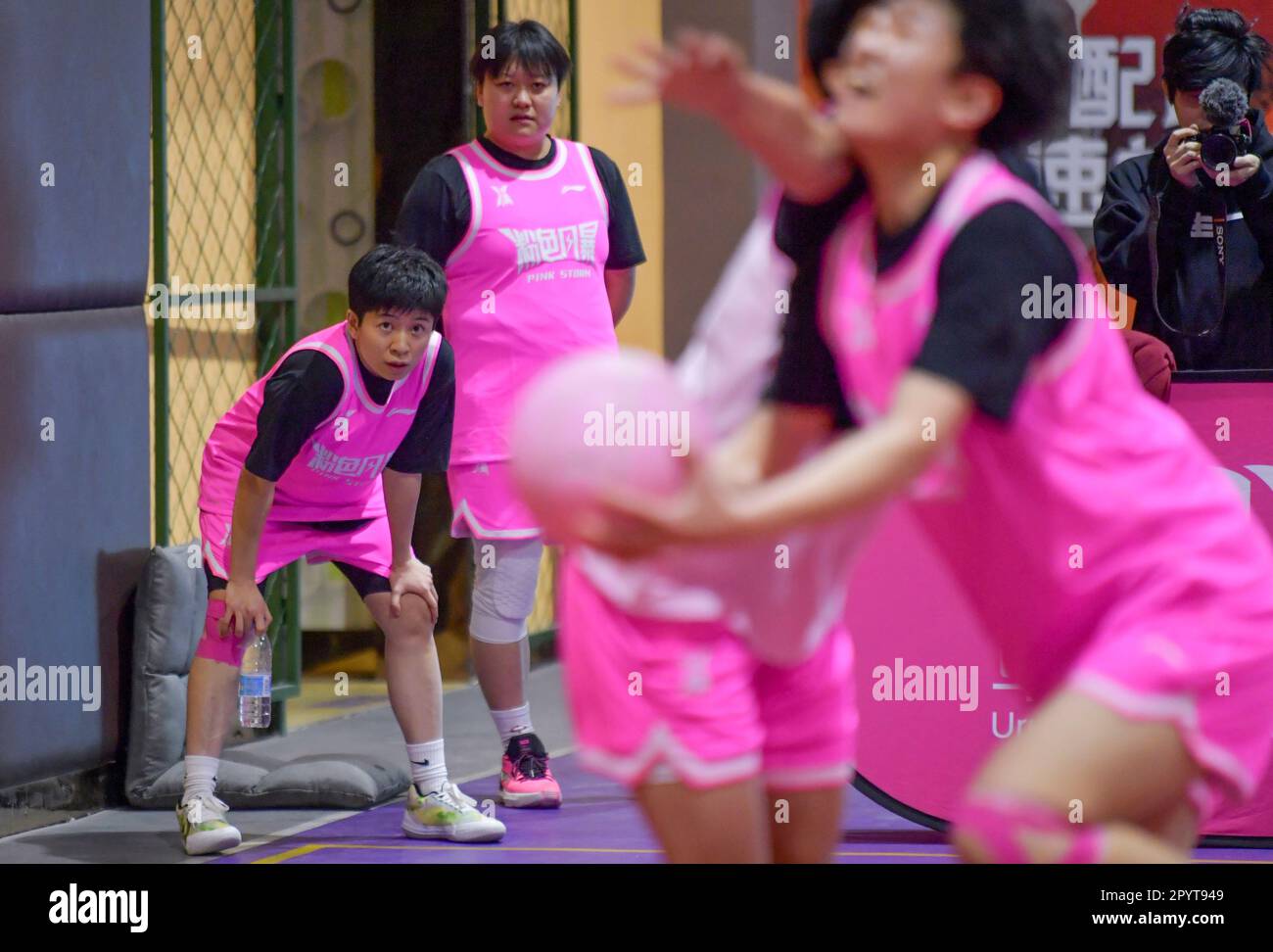 (230505) -- URUMQI, May 5, 2023 (Xinhua) -- Wang Na (1st L) looks on at ...