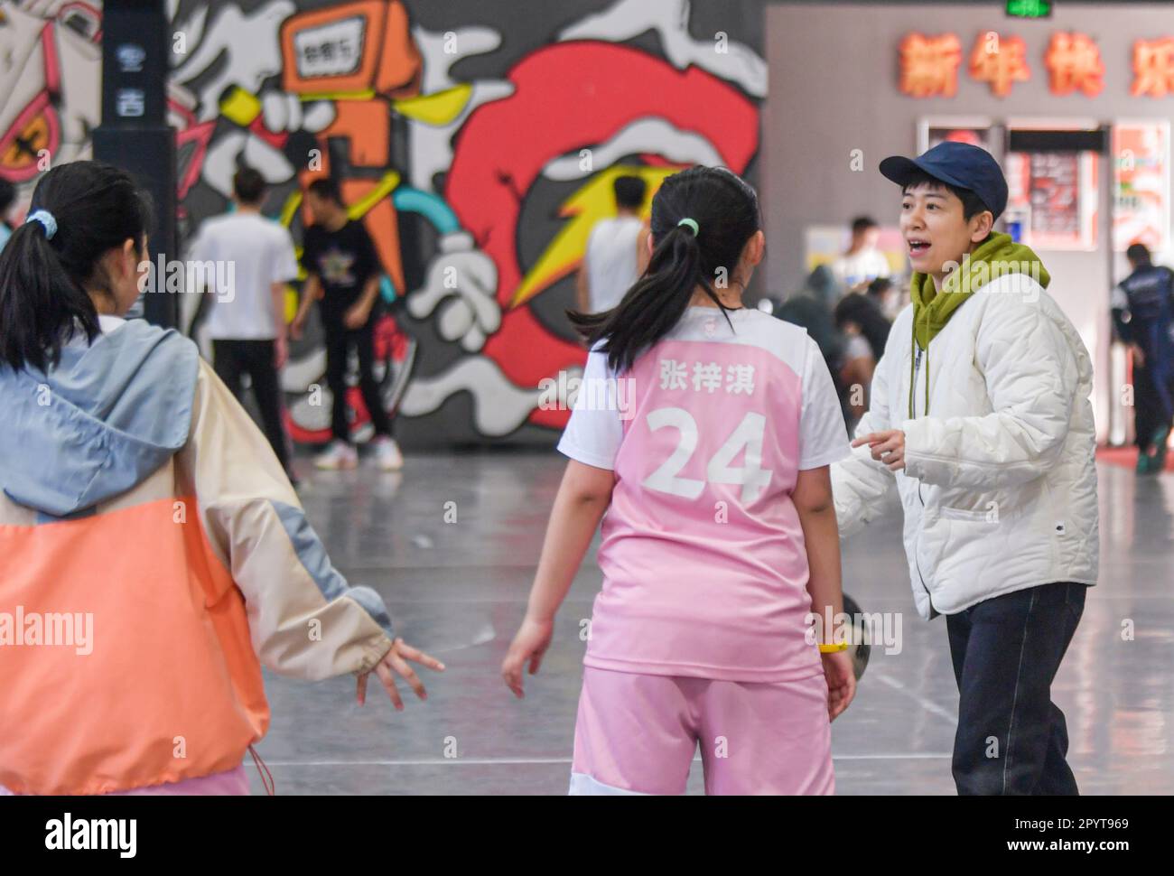 (230505) -- URUMQI, May 5, 2023 (Xinhua) -- Wang Na (R) instructs girls ...