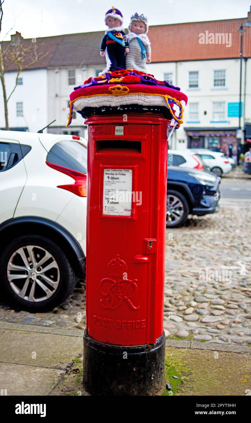 Coronation postbox decoration hi-res stock photography and images - Alamy