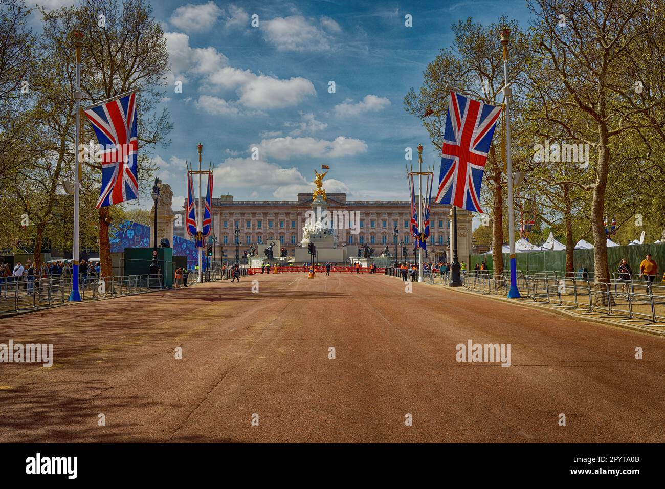 Charles camilla coronation balcony hi-res stock photography and images ...