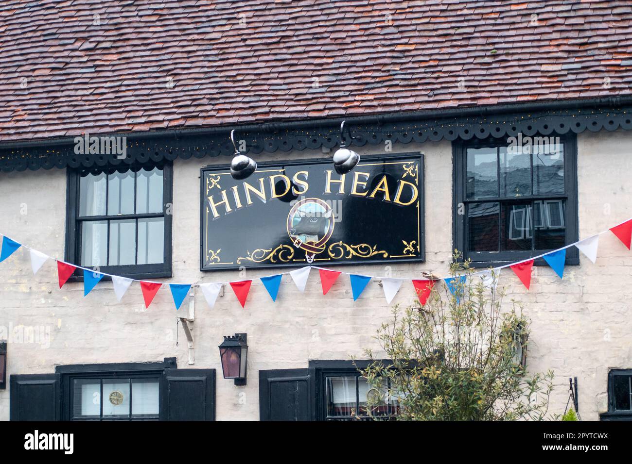 Bray, Berkshire, UK. 5th May, 2023. Bunting outside the Hinds Head in ...