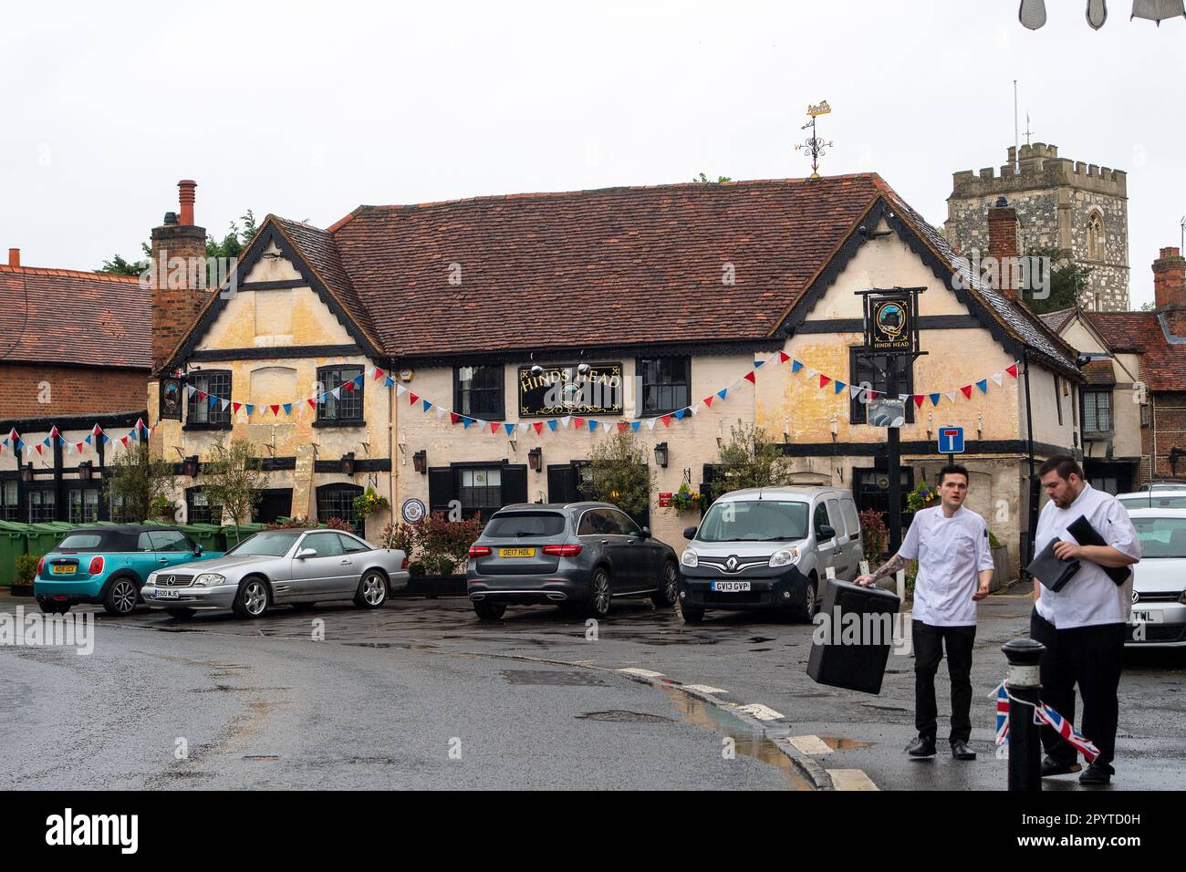 Bray, Berkshire, UK. 5th May, 2023. Bunting outside the Hinds Head in ...