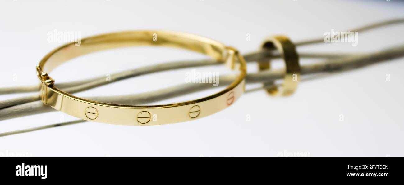 Thin gold wire hi-res stock photography and images - Alamy