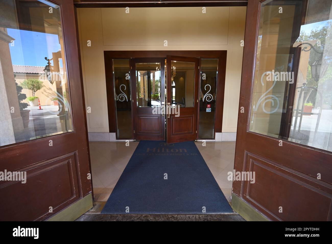 Hotel foyer doors hi-res stock photography and images - Alamy