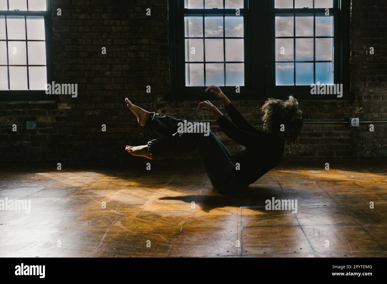 Black woman dancer with curly hair in contemporary dance pose Stock ...