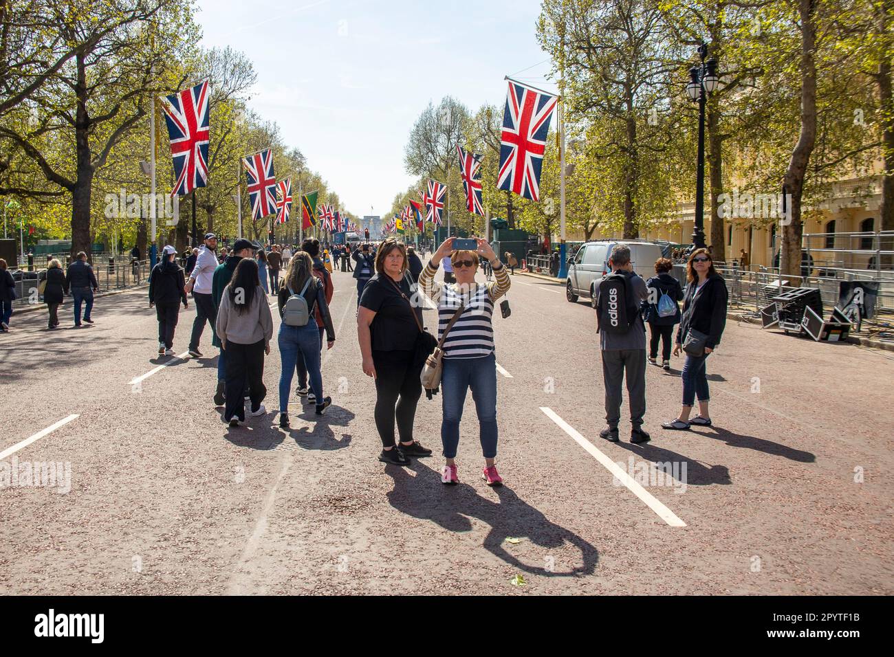 "The Mall," the renowned thoroughfare connecting Buckingham Palace to ...