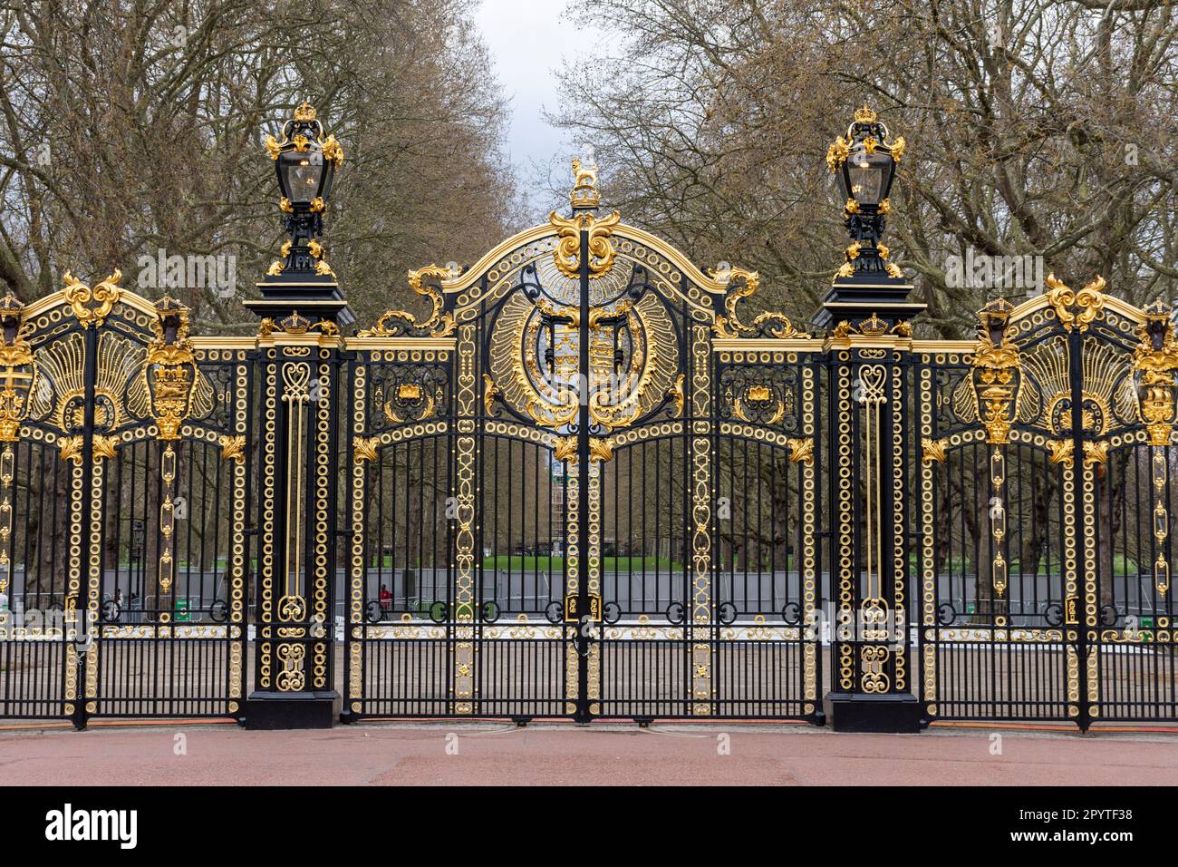 Central view buckingham palace hi-res stock photography and images - Alamy