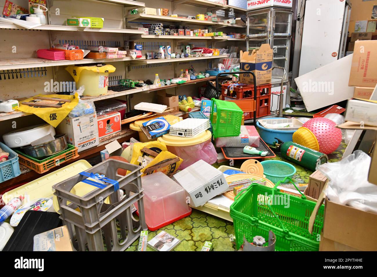A photo shows cluttered grocery store caused by massive earthquake in ...
