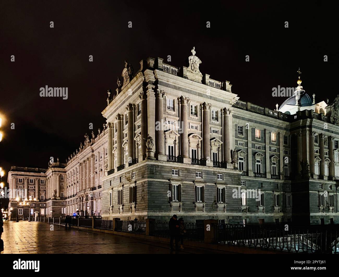An illuminated view of a majestic royal palace at night Stock Photo - Alamy