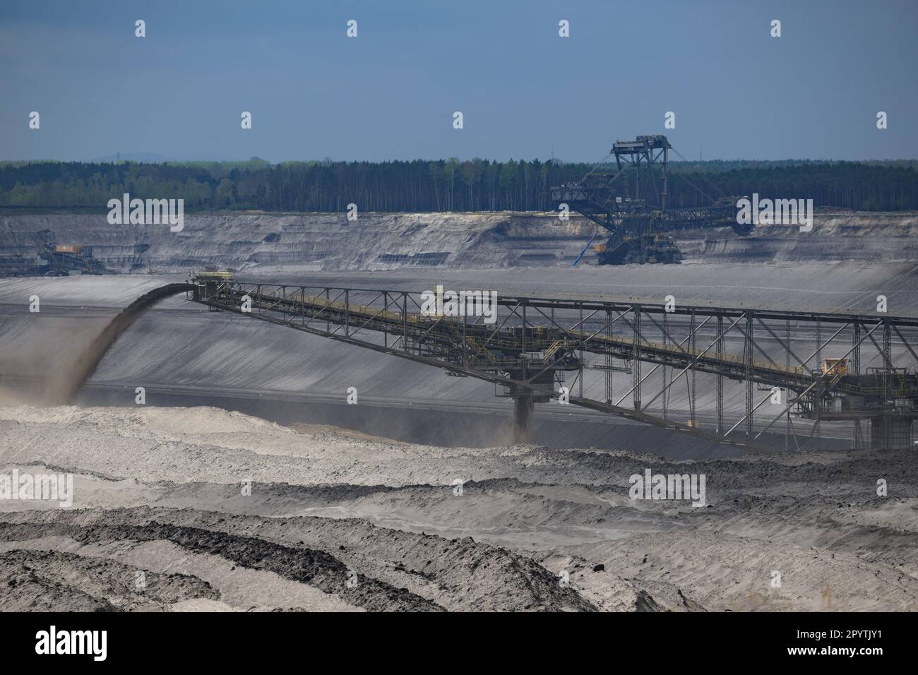 PRODUCTION - 25 April 2023, Saxony, Weißwasser: The F60 overburden ...