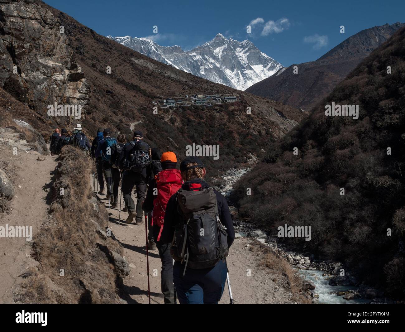 Woman mount everest national park hi-res stock photography and images ...