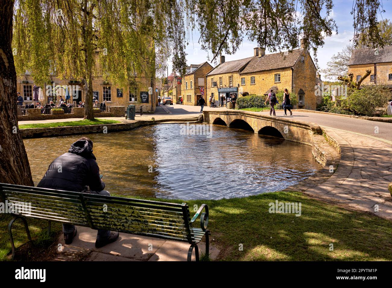 Bourton on the Water bridge. Picturesque and popular tourist ...