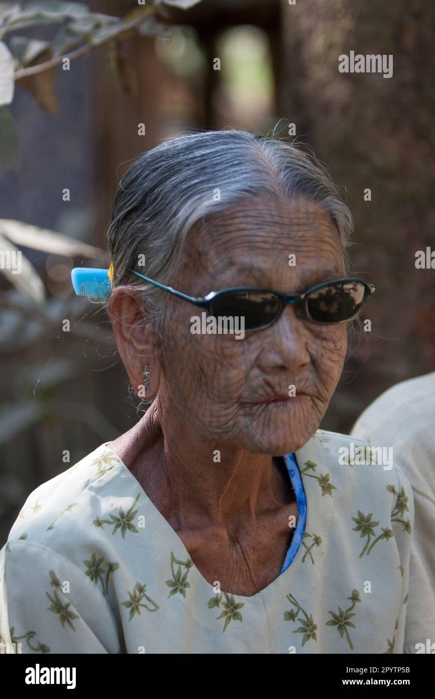 Chin lady elder with her tattooed face in Myanmar Stock Photo - Alamy