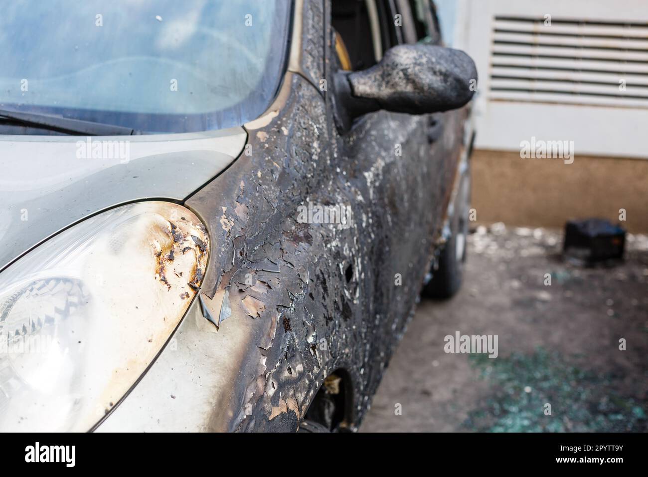 Riot burn car hi-res stock photography and images - Alamy