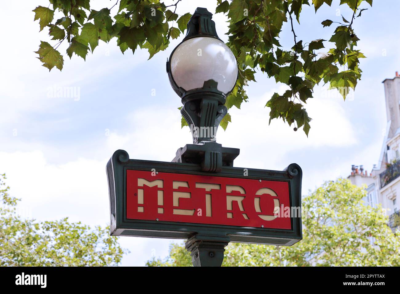 Paris metro lamppost hi-res stock photography and images - Alamy