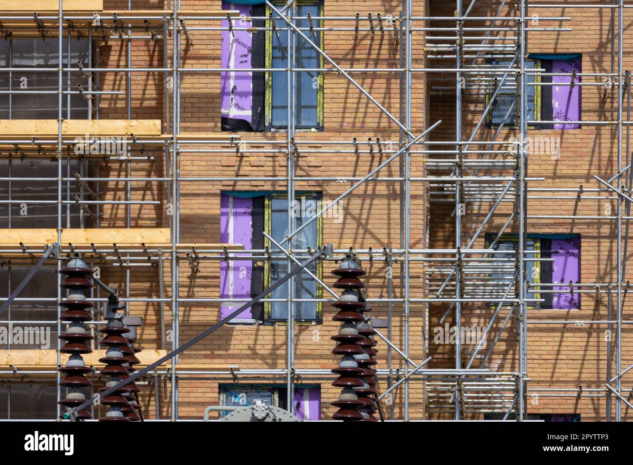 Scaffolding surrounding a new build block of flats apartments, ashford ...