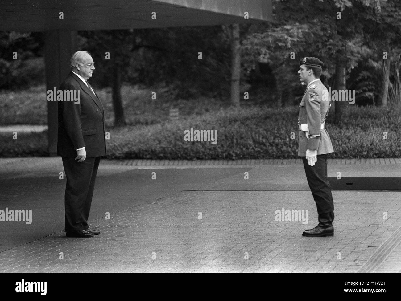 Soldiers guard battalion german armed hi-res stock photography and ...