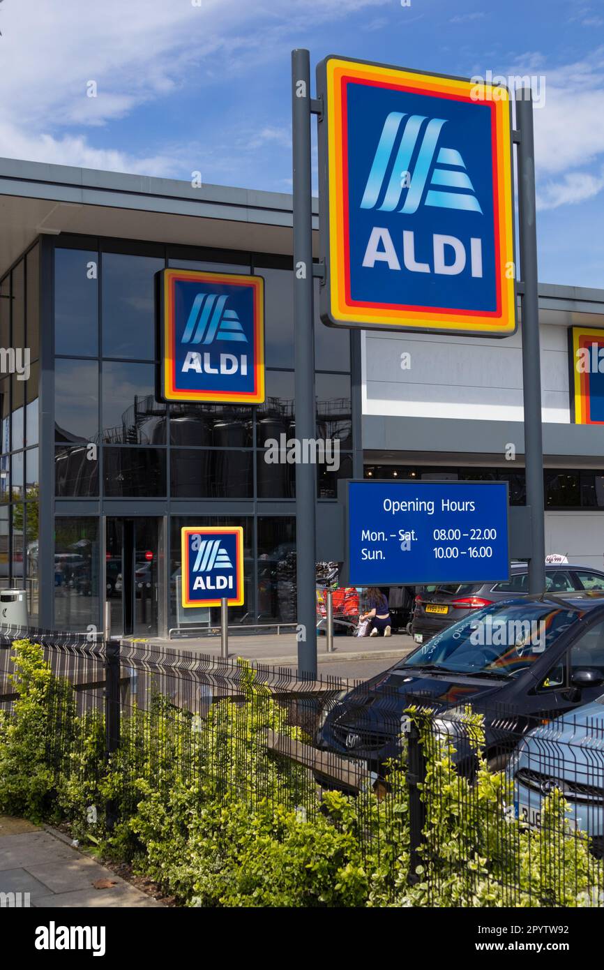 Store entrance to aldi supermarket hi-res stock photography and images ...
