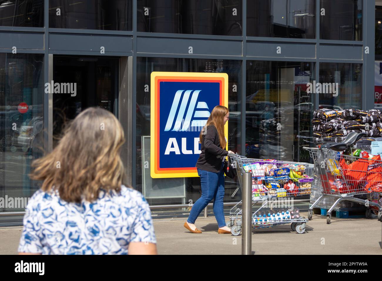 Aldi store, woman with shopping trolley, ashford, kent, uk Stock Photo ...