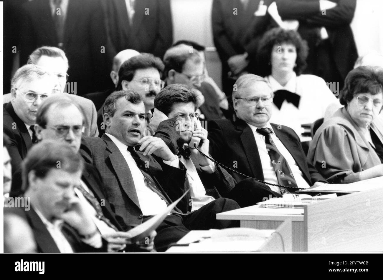 Special session and debates on the dissolution and new elections of the ...